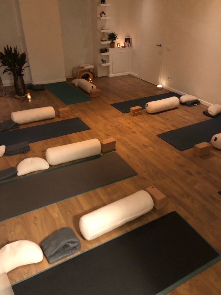 In onze prachtige studio leer je van alles tijdens onze yogalessen en ...